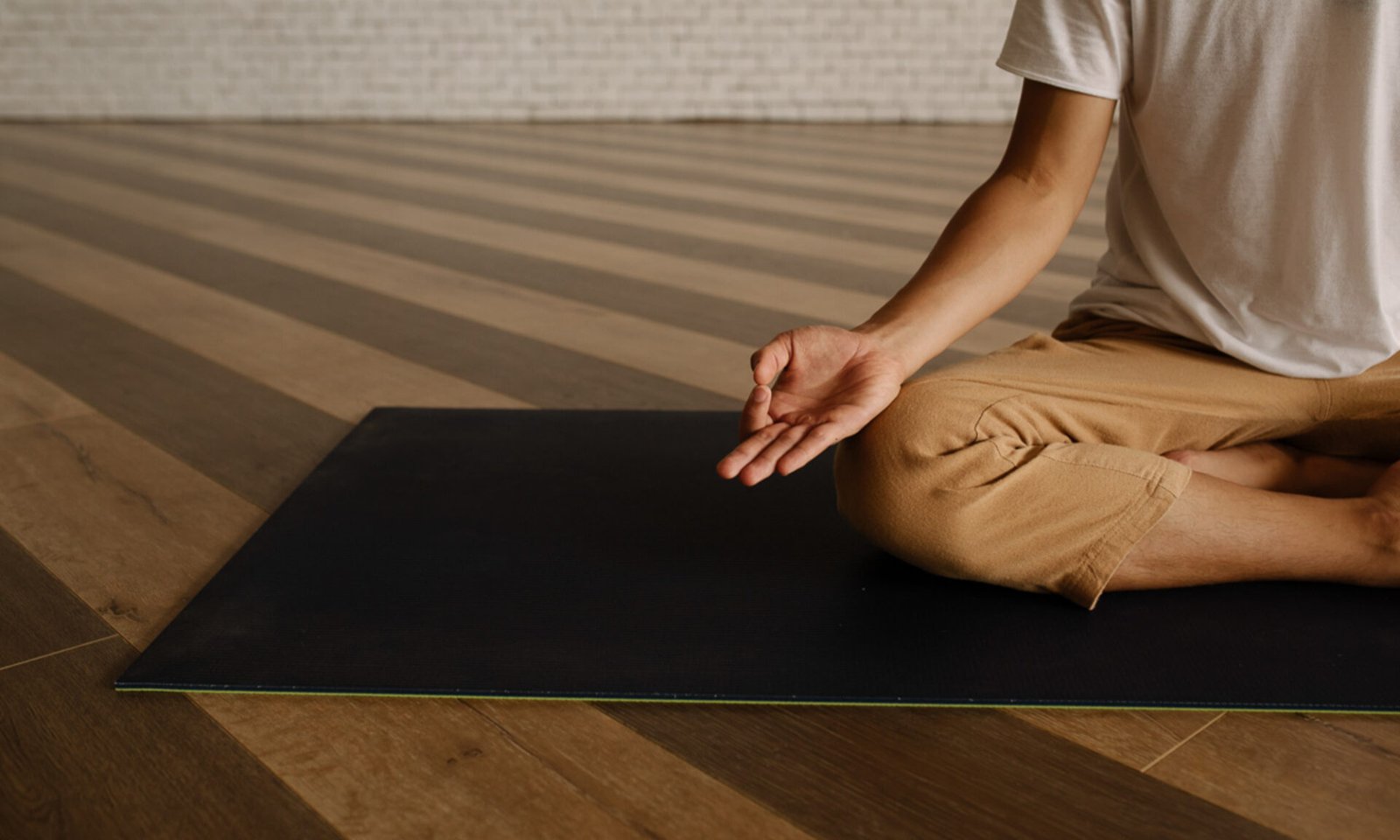 Hand Mudras 101: What They Are, How To Use Them + 13 Mudras To Try ...